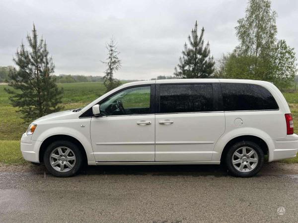 White Chrysler Grand Voyager 2008 in Mazeikiai, with an engine capacity of 2.80 L and mileage of 325 thousand km for 3800 €, photo 3 on AUTOMOTO.COM.LV