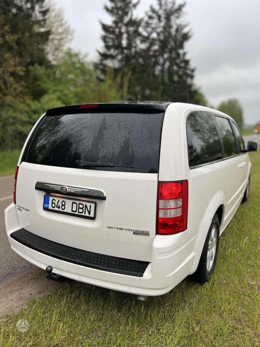 White Chrysler Grand Voyager 2008 in Mazeikiai, with an engine capacity of 2.80 L and mileage of 325 thousand km for 3800 €, photo 4 on AUTOMOTO.COM.LV