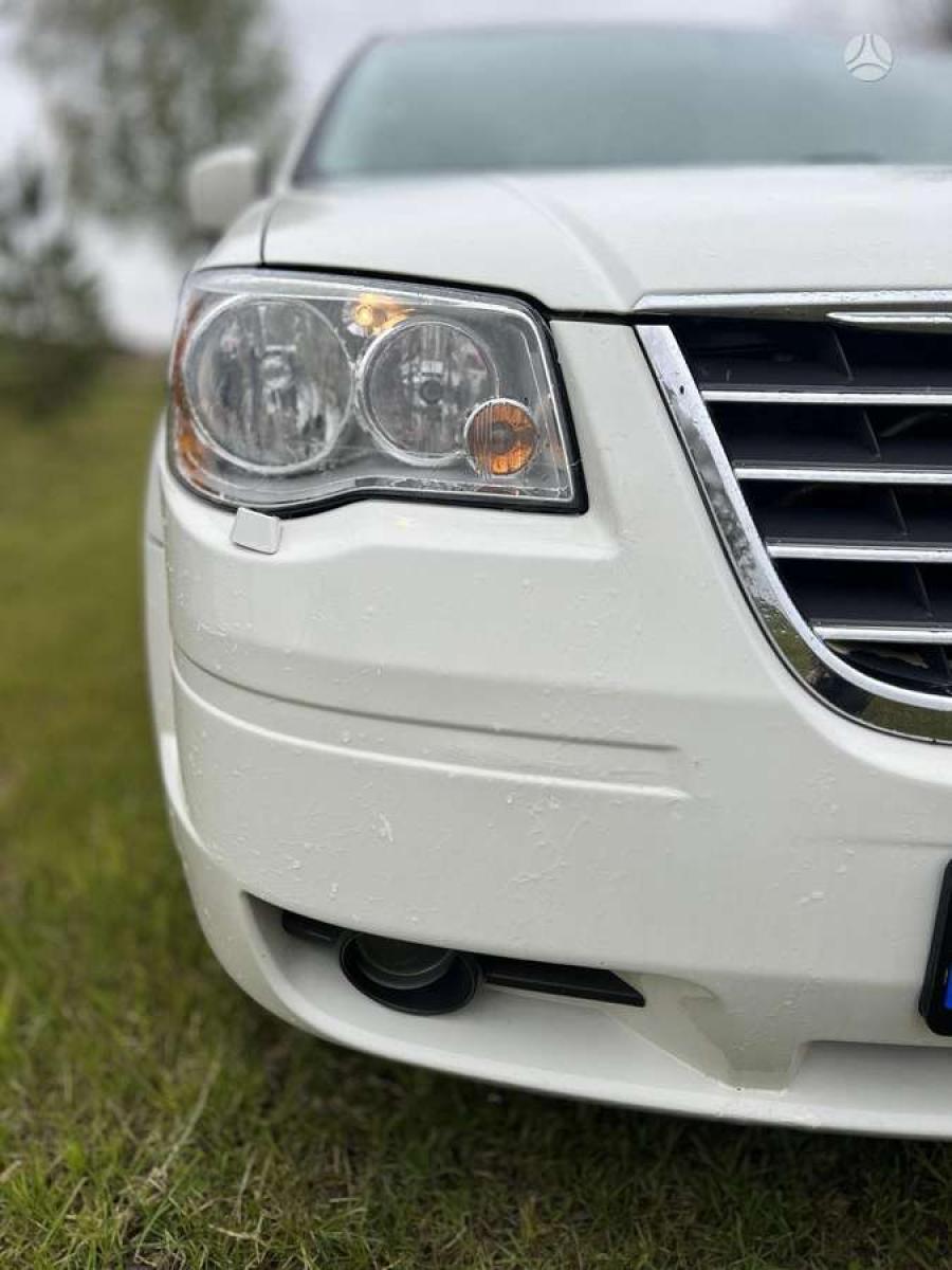 White Chrysler Grand Voyager 2008 in Mazeikiai, with an engine capacity of 2.80 L and mileage of 325 thousand km for 3800 €, photo 5 on AUTOMOTO.COM.LV