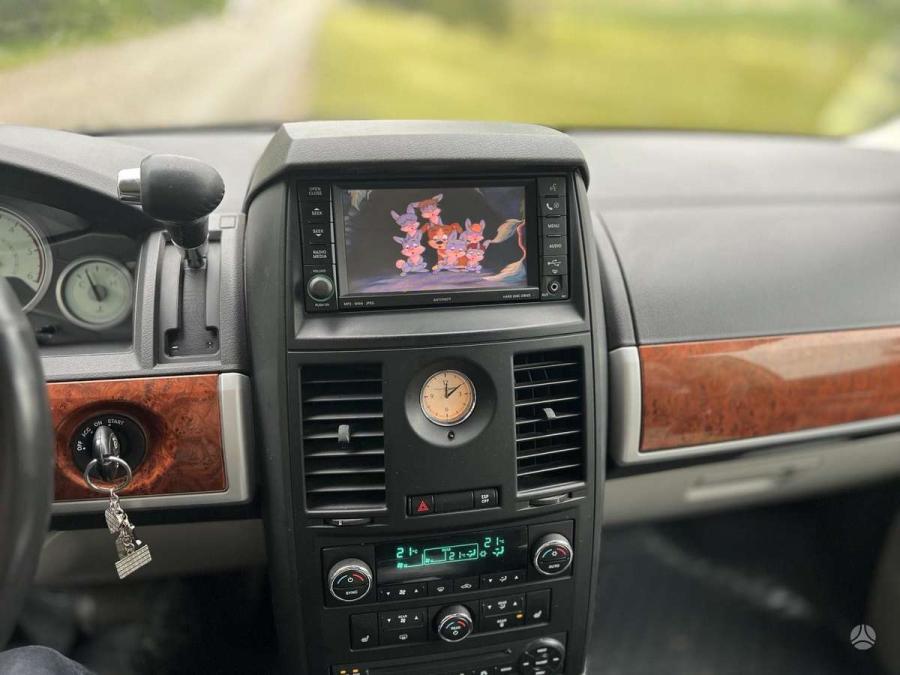 White Chrysler Grand Voyager 2008 in Mazeikiai, with an engine capacity of 2.80 L and mileage of 325 thousand km for 3800 €, photo 11 on AUTOMOTO.COM.LV