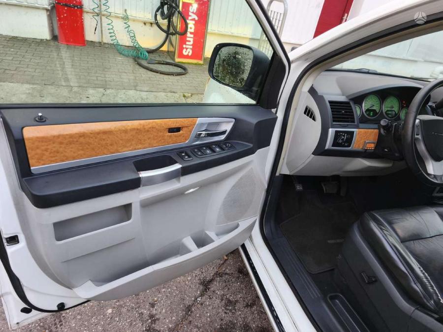 Balts Chrysler Grand Voyager 2009 Klaipėda, ar dzinēja tilpumu 3.78 L un nobraukumu 300 tūkst. km par 3000 €, foto 3 vietnē AUTOMOTO.COM.LV