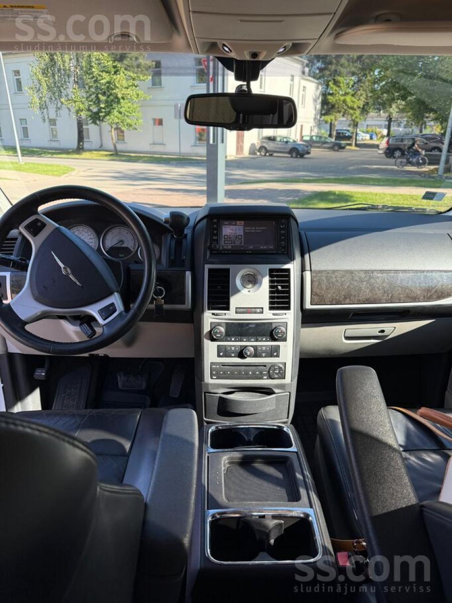 Balts Chrysler Grand Voyager 2010 Rīga, ar dzinēja tilpumu 2.80 L un nobraukumu 295 tūkst. km par 3800 €, foto 6 vietnē AUTOMOTO.COM.LV