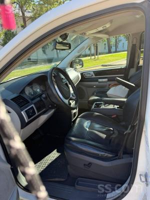 Balts Chrysler Grand Voyager 2010 Rīga, ar dzinēja tilpumu 2.80 L un nobraukumu 295 tūkst. km par 3800 €, foto 8 vietnē AUTOMOTO.COM.LV