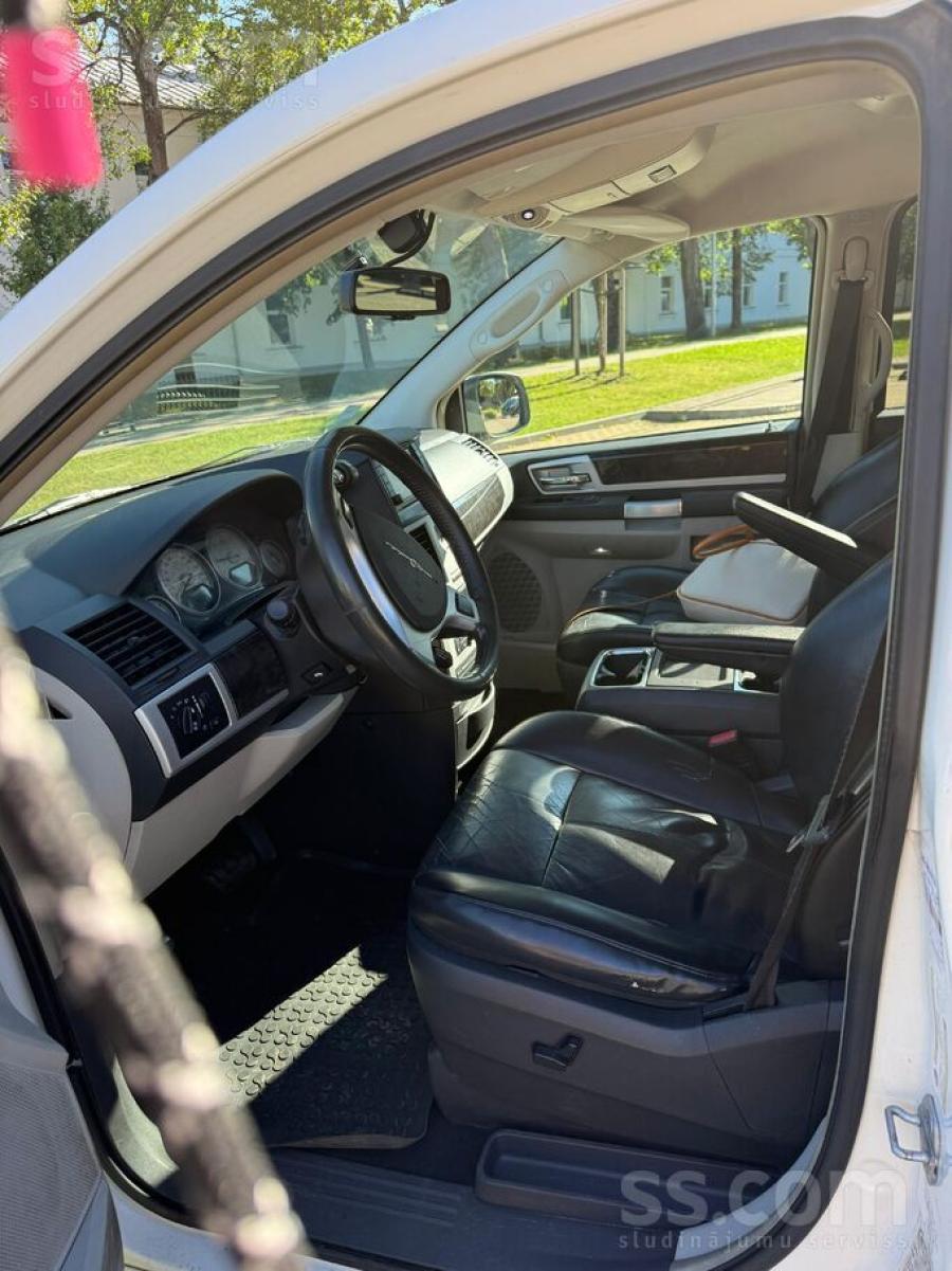 Balts Chrysler Grand Voyager 2010 Rīga, ar dzinēja tilpumu 2.80 L un nobraukumu 295 tūkst. km par 3800 €, foto 8 vietnē AUTOMOTO.COM.LV