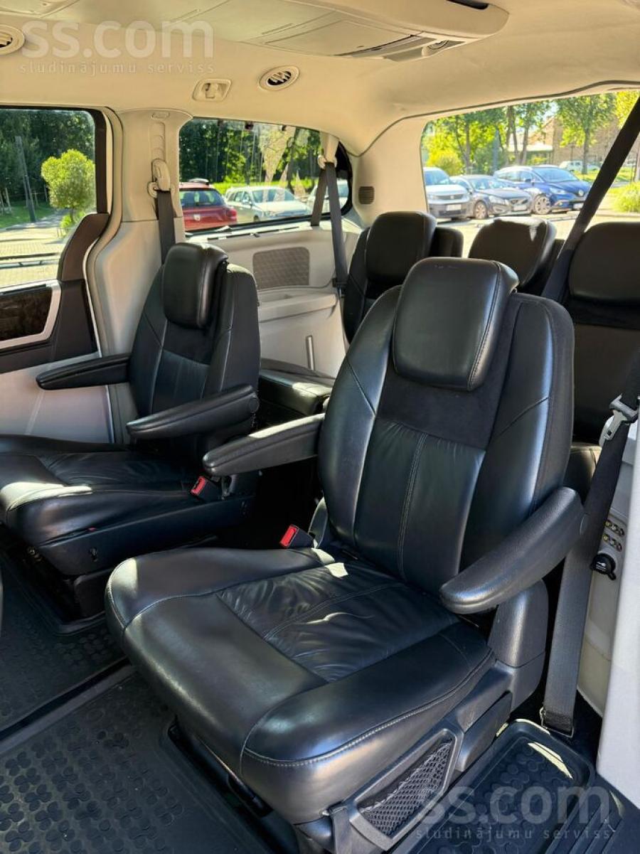 Balts Chrysler Grand Voyager 2010 Rīga, ar dzinēja tilpumu 2.80 L un nobraukumu 295 tūkst. km par 3800 €, foto 9 vietnē AUTOMOTO.COM.LV