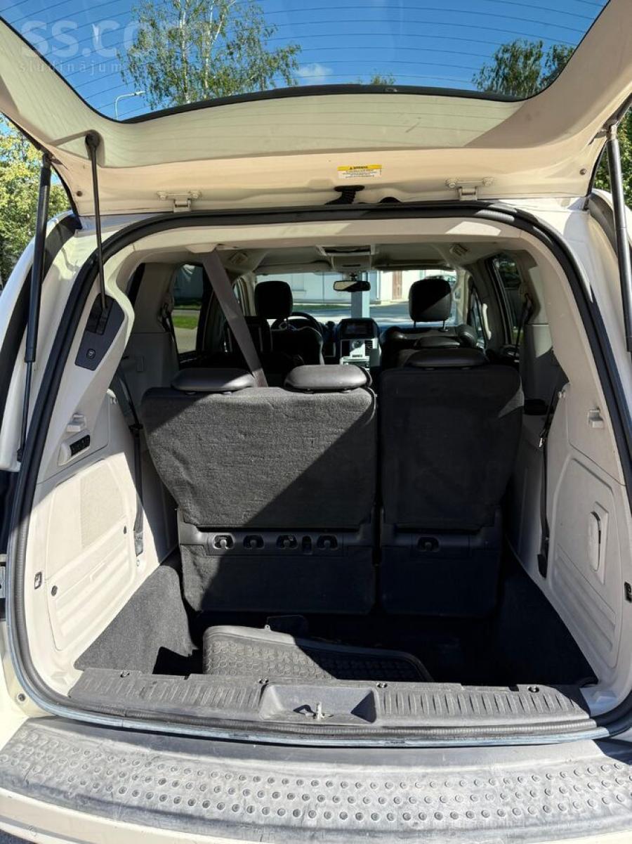 Balts Chrysler Grand Voyager 2010 Rīga, ar dzinēja tilpumu 2.80 L un nobraukumu 295 tūkst. km par 3800 €, foto 10 vietnē AUTOMOTO.COM.LV