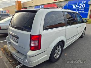 White Chrysler Grand Voyager 2008 in Tallinn, with an engine capacity of 2.80 L and mileage of 317 thousand km for 1499 €, photo 5 on AUTOMOTO.COM.LV