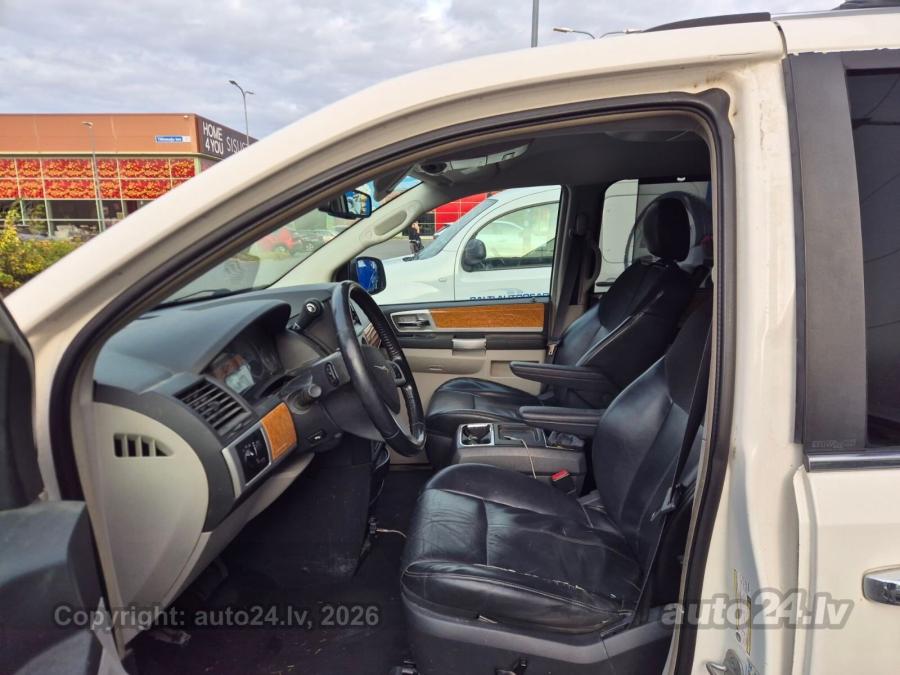 White Chrysler Grand Voyager 2008 in Tallinn, with an engine capacity of 2.80 L and mileage of 317 thousand km for 1499 €, photo 7 on AUTOMOTO.COM.LV