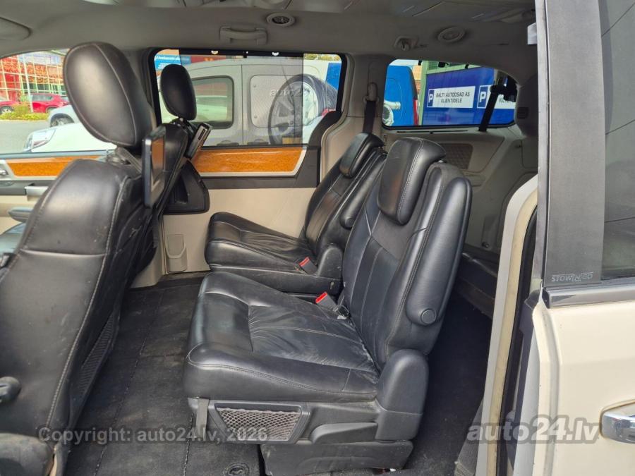 White Chrysler Grand Voyager 2008 in Tallinn, with an engine capacity of 2.80 L and mileage of 317 thousand km for 1499 €, photo 8 on AUTOMOTO.COM.LV