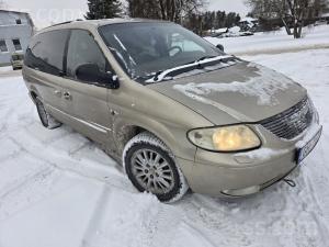 Dzeltens Chrysler Grand Voyager 2002 Ogre, ar dzinēja tilpumu 2.50 L un nobraukumu 358 tūkst. km par 1050 €, foto  vietnē AUTOMOTO.COM.LV