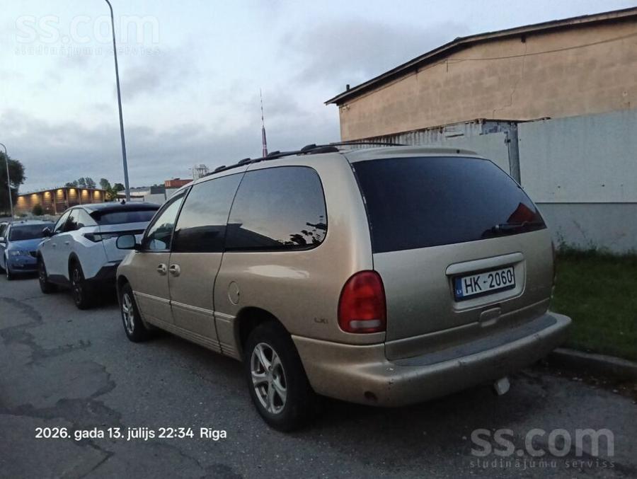 Yellow Chrysler Grand Voyager 2000 in Riga, with an engine capacity of 3.80 L and mileage of 163 thousand km for 550 €, photo 7 on AUTOMOTO.COM.LV