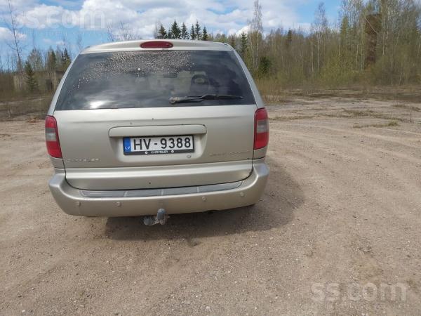 Chrysler Grand Voyager 2003 in Riga on AUTOMOTO.COM.LV Yellow Chrysler Grand Voyager 2003 in Riga, with an engine capacity of 2.40 L and mileage of 262 thousand km for 1001 €, photo 6 on AUTOMOTO.COM.LV