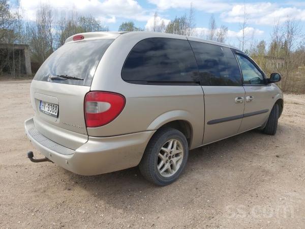 Chrysler Grand Voyager 2003 in Riga on AUTOMOTO.COM.LV Yellow Chrysler Grand Voyager 2003 in Riga, with an engine capacity of 2.40 L and mileage of 262 thousand km for 1001 €, photo 7 on AUTOMOTO.COM.LV