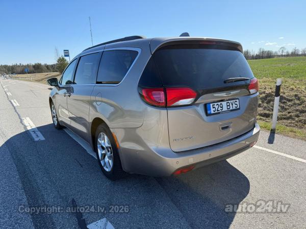Beige Chrysler Pacifica 2018 in Tartu, with an engine capacity of 3.60 L and mileage of 289 thousand km for 13900 €, photo 1 on AUTOMOTO.COM.LV