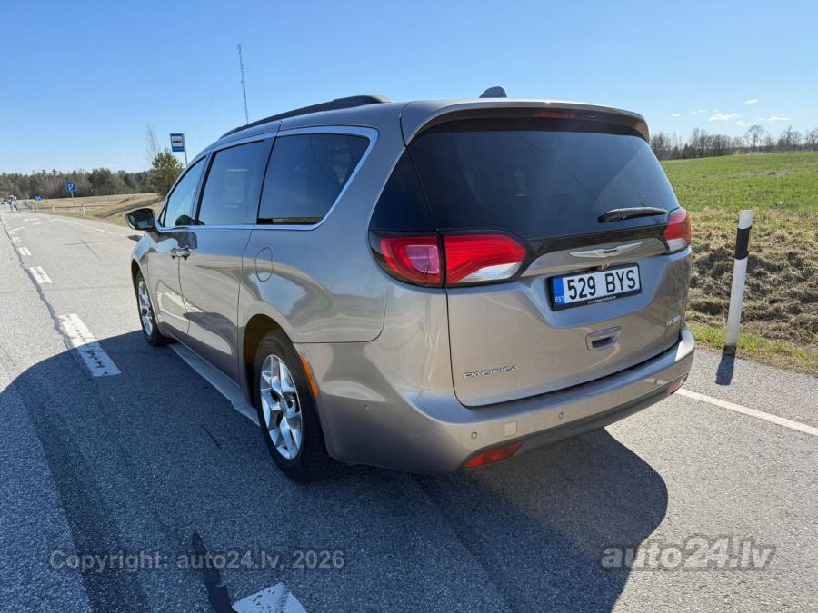 Smilšu krāsa Chrysler Pacifica 2018 Tartu, ar dzinēja tilpumu 3.60 L un nobraukumu 289 tūkst. km par 13900 €, foto 1 vietnē AUTOMOTO.COM.LV