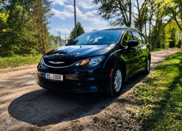 Black Chrysler Pacifica 2022 in Vilnius, with an engine capacity of 3.60 L and mileage of 187 thousand km for 16950 €, photo 1 on AUTOMOTO.COM.LV