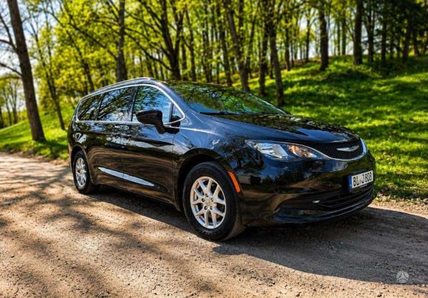 Black Chrysler Pacifica 2022 in Vilnius, with an engine capacity of 3.60 L and mileage of 187 thousand km for 16950 €, photo 2 on AUTOMOTO.COM.LV