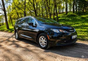 Black Chrysler Pacifica 2022 in Vilnius, with an engine capacity of 3.60 L and mileage of 187 thousand km for 16950 €, photo 3 on AUTOMOTO.COM.LV