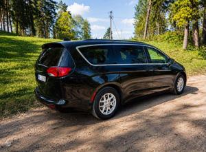 Black Chrysler Pacifica 2022 in Vilnius, with an engine capacity of 3.60 L and mileage of 187 thousand km for 16950 €, photo 4 on AUTOMOTO.COM.LV