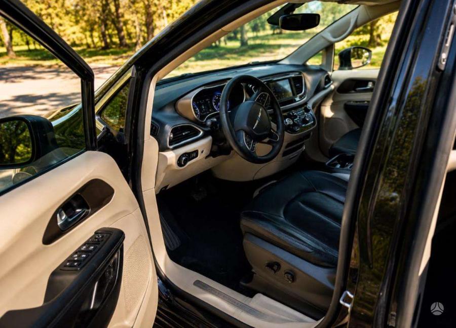 Black Chrysler Pacifica 2022 in Vilnius, with an engine capacity of 3.60 L and mileage of 187 thousand km for 16950 €, photo 5 on AUTOMOTO.COM.LV