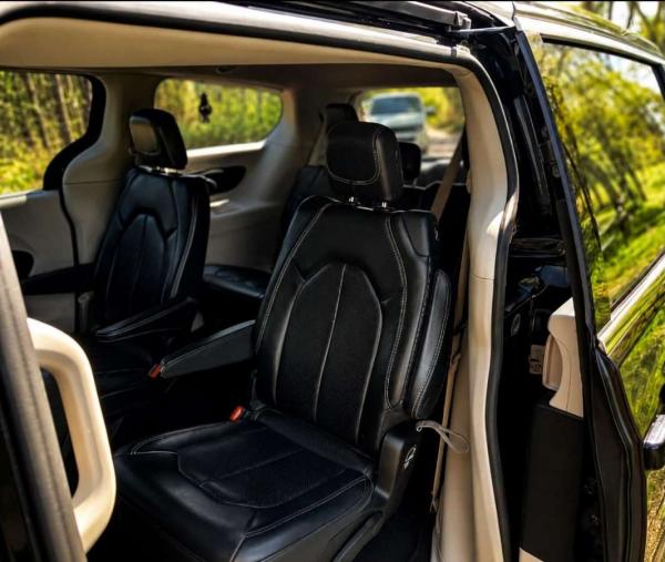 Black Chrysler Pacifica 2022 in Vilnius, with an engine capacity of 3.60 L and mileage of 187 thousand km for 16950 €, photo 5 on AUTOMOTO.COM.LV