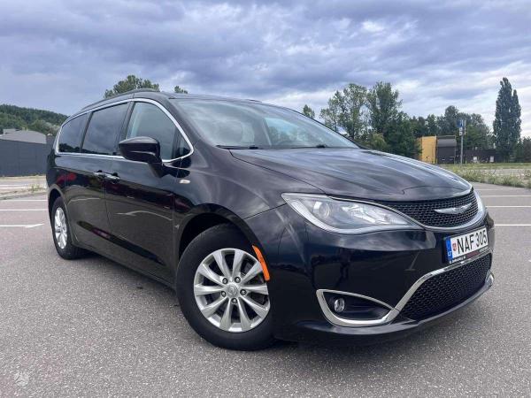 Black Chrysler Pacifica 2018 in Vilnius, with an engine capacity of 3.60 L and mileage of 238 thousand km for 14700 €, photo 4 on AUTOMOTO.COM.LV