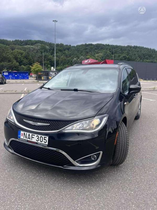 Black Chrysler Pacifica 2018 in Vilnius, with an engine capacity of 3.60 L and mileage of 238 thousand km for 14700 €, photo 8 on AUTOMOTO.COM.LV