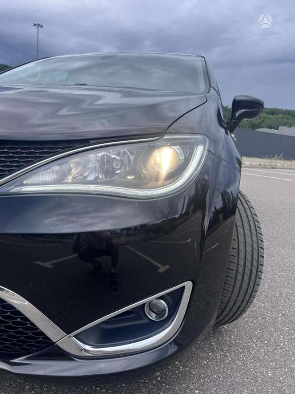 Black Chrysler Pacifica 2018 in Vilnius, with an engine capacity of 3.60 L and mileage of 238 thousand km for 14700 €, photo 9 on AUTOMOTO.COM.LV