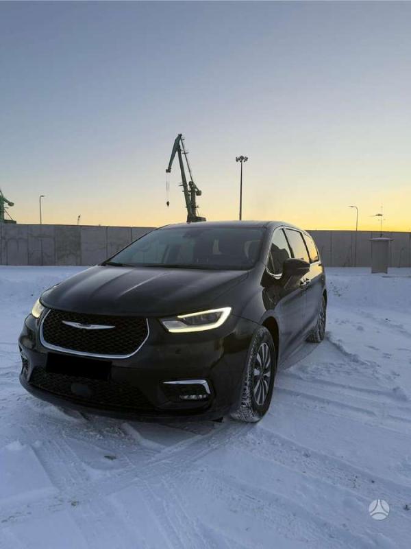 Melns Chrysler Pacifica 2022 Klaipėda, ar dzinēja tilpumu 3.60 L un nobraukumu 70 tūkst. km par 28000 €, foto 1 vietnē AUTOMOTO.COM.LV