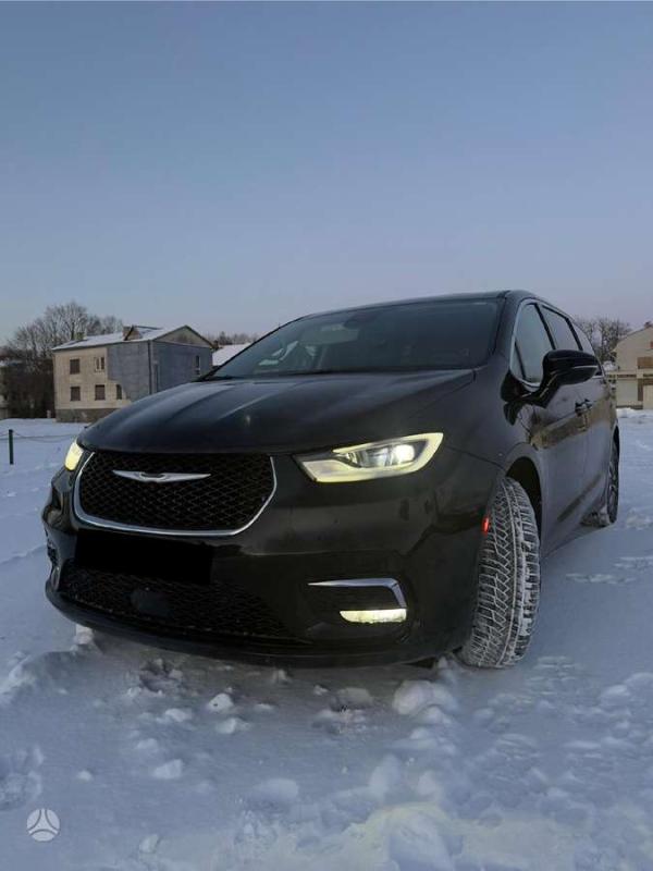 Melns Chrysler Pacifica 2022 Klaipėda, ar dzinēja tilpumu 3.60 L un nobraukumu 70 tūkst. km par 28000 €, foto 5 vietnē AUTOMOTO.COM.LV