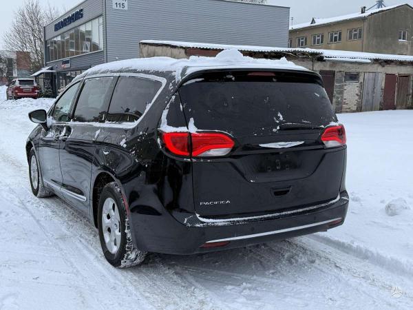 Melns Chrysler Pacifica 2017 Klaipėda, ar dzinēja tilpumu 3.61 L un nobraukumu 151 tūkst. km par 7200 €, foto 2 vietnē AUTOMOTO.COM.LV