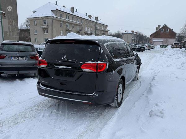 Melns Chrysler Pacifica 2017 Klaipėda, ar dzinēja tilpumu 3.61 L un nobraukumu 151 tūkst. km par 7200 €, foto 3 vietnē AUTOMOTO.COM.LV