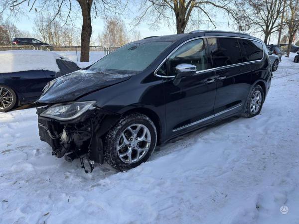 Black Chrysler Pacifica 2017 in Siauliai, with an engine capacity of 3.60 L and mileage of 151 thousand km for 6999 €, photo 1 on AUTOMOTO.COM.LV