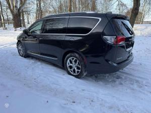 Melns Chrysler Pacifica 2017 Šauļi, ar dzinēja tilpumu 3.60 L un nobraukumu 151 tūkst. km par 6999 €, foto 2 vietnē AUTOMOTO.COM.LV