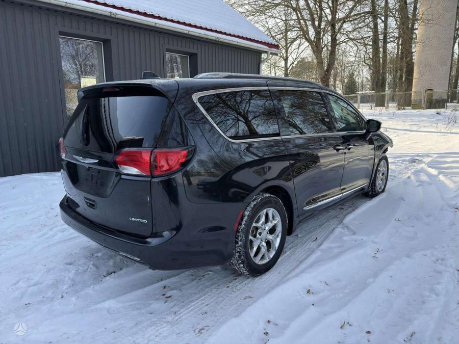 Melns Chrysler Pacifica 2017 Šauļi, ar dzinēja tilpumu 3.60 L un nobraukumu 151 tūkst. km par 6999 €, foto 4 vietnē AUTOMOTO.COM.LV