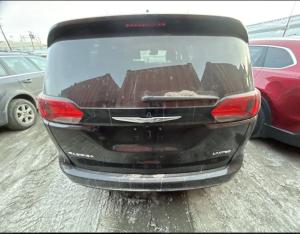 Black Chrysler Pacifica 2017 in Vilnius, with an engine capacity of 3.60 L and mileage of 249 thousand km for 10800 €, photo 5 on AUTOMOTO.COM.LV