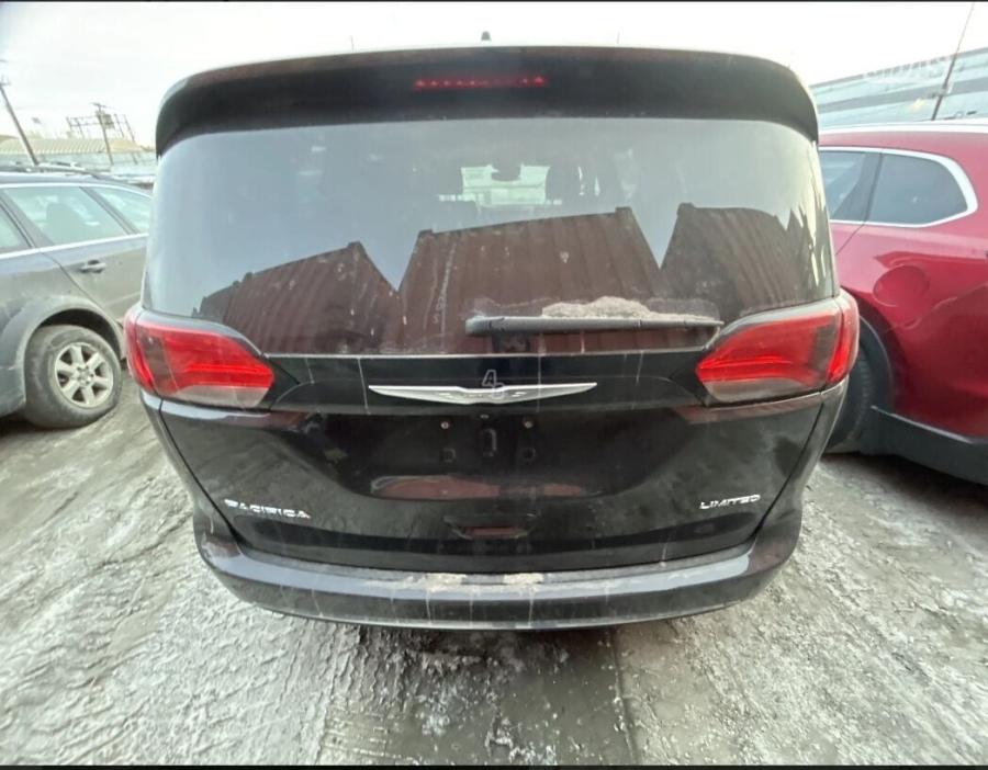 Black Chrysler Pacifica 2017 in Vilnius, with an engine capacity of 3.60 L and mileage of 249 thousand km for 10800 €, photo 5 on AUTOMOTO.COM.LV