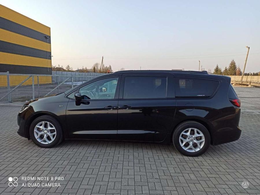 Black Chrysler Pacifica 2017 in Taurage, with an engine capacity of 3.61 L and mileage of 175 thousand km for 15300 €, photo 2 on AUTOMOTO.COM.LV