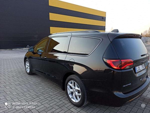 Melns Chrysler Pacifica 2017 Tauragė, ar dzinēja tilpumu 3.61 L un nobraukumu 175 tūkst. km par 15300 €, foto 3 vietnē AUTOMOTO.COM.LV