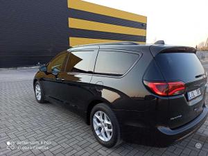 Black Chrysler Pacifica 2017 in Taurage, with an engine capacity of 3.61 L and mileage of 175 thousand km for 15300 €, photo 3 on AUTOMOTO.COM.LV