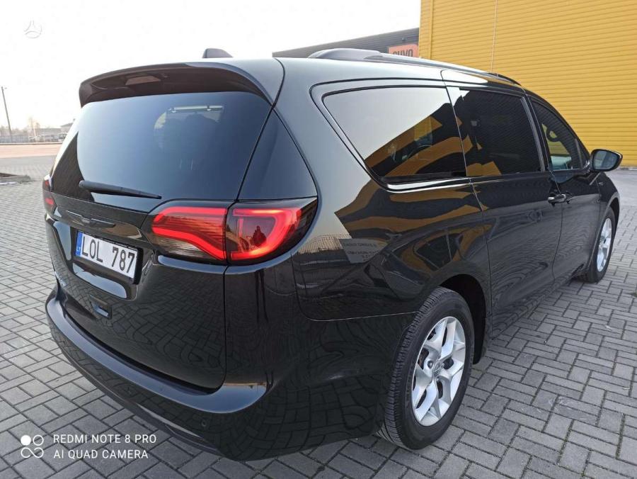 Black Chrysler Pacifica 2017 in Taurage, with an engine capacity of 3.61 L and mileage of 175 thousand km for 15300 €, photo 5 on AUTOMOTO.COM.LV