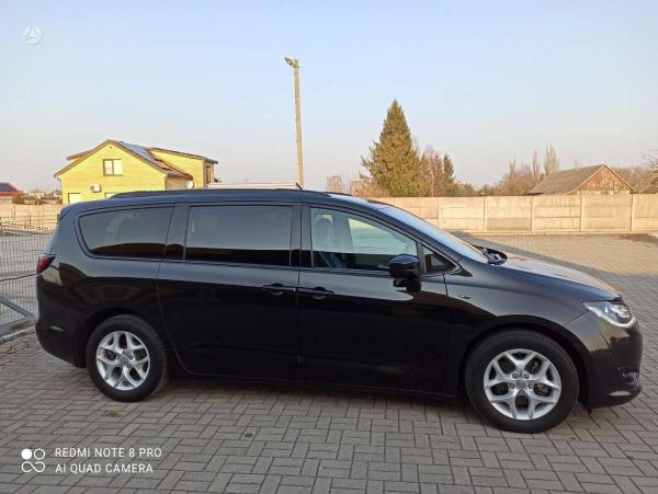 Melns Chrysler Pacifica 2017 Tauragė, ar dzinēja tilpumu 3.61 L un nobraukumu 175 tūkst. km par 15300 €, foto 9 vietnē AUTOMOTO.COM.LV