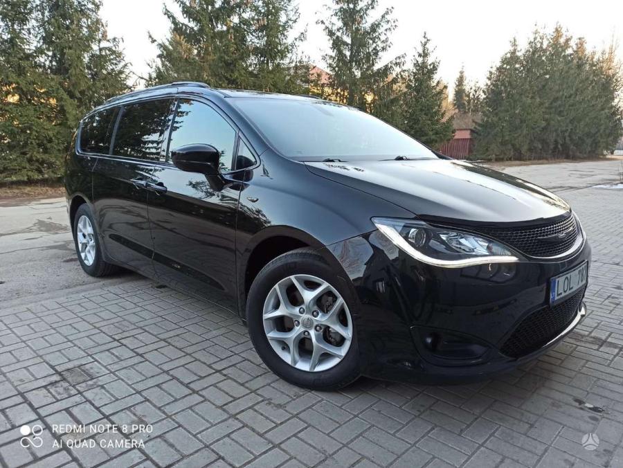 Black Chrysler Pacifica 2017 in Taurage, with an engine capacity of 3.61 L and mileage of 175 thousand km for 15300 €, photo 10 on AUTOMOTO.COM.LV
