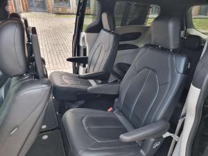 Black Chrysler Pacifica 2017 in Taurage, with an engine capacity of 3.61 L and mileage of 175 thousand km for 15300 €, photo 17 on AUTOMOTO.COM.LV