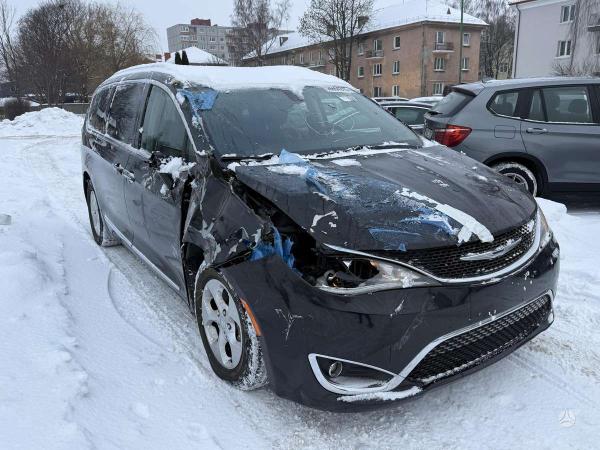 Melns Chrysler Pacifica 2017 Klaipėda, ar dzinēja tilpumu 3.61 L un nobraukumu 151 tūkst. km par 6999 €, foto 1 vietnē AUTOMOTO.COM.LV