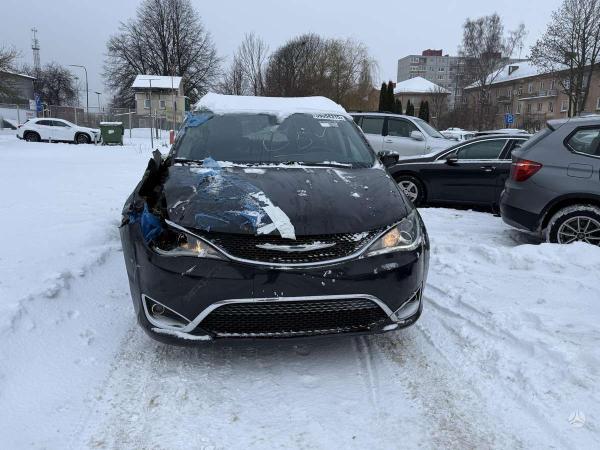 Melns Chrysler Pacifica 2017 Klaipėda, ar dzinēja tilpumu 3.61 L un nobraukumu 151 tūkst. km par 6999 €, foto 2 vietnē AUTOMOTO.COM.LV