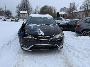 Black Chrysler Pacifica 2017 in Klaipeda, with an engine capacity of 3.61 L and mileage of 151 thousand km for 6999 €, photo 2 on AUTOMOTO.COM.LV