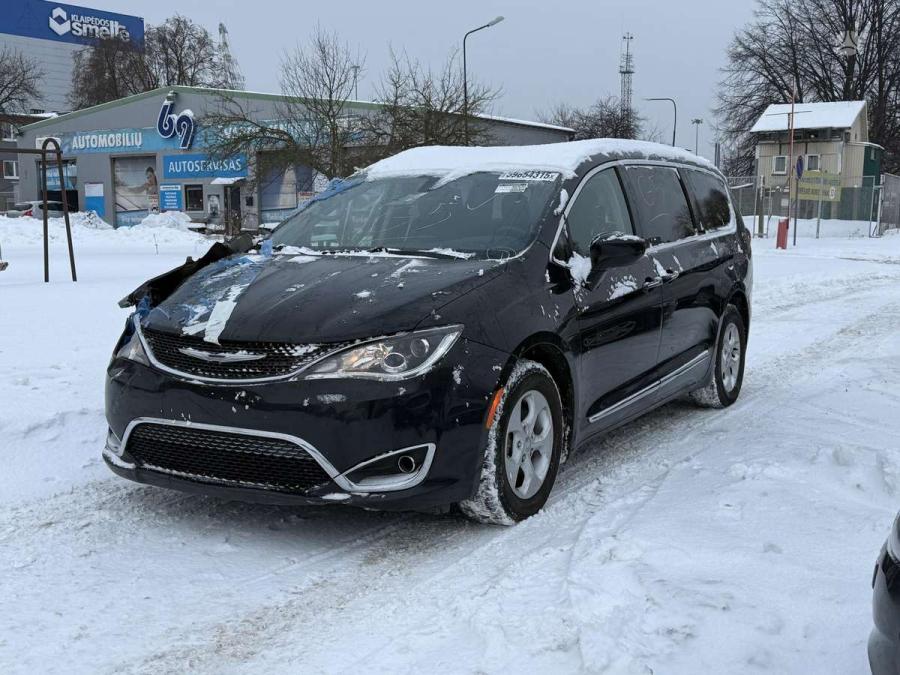 Black Chrysler Pacifica 2017 in Klaipeda, with an engine capacity of 3.61 L and mileage of 151 thousand km for 6999 €, photo 5 on AUTOMOTO.COM.LV