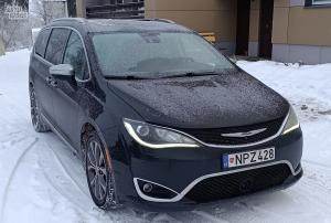 Black Chrysler Pacifica 2017 in Druskininkai, with an engine capacity of 3.60 L and mileage of 129 thousand km for 19000 €, photo 3 on AUTOMOTO.COM.LV