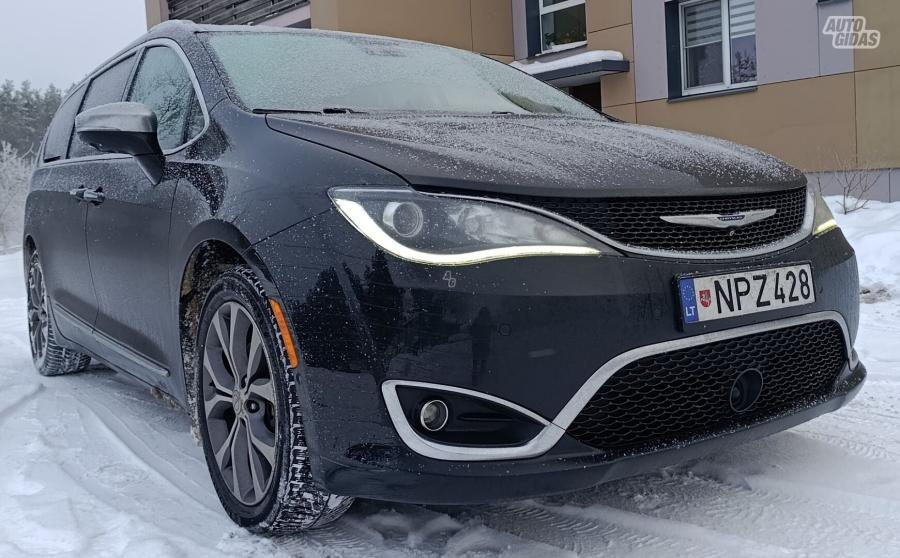 Black Chrysler Pacifica 2017 in Druskininkai, with an engine capacity of 3.60 L and mileage of 129 thousand km for 19000 €, photo 4 on AUTOMOTO.COM.LV